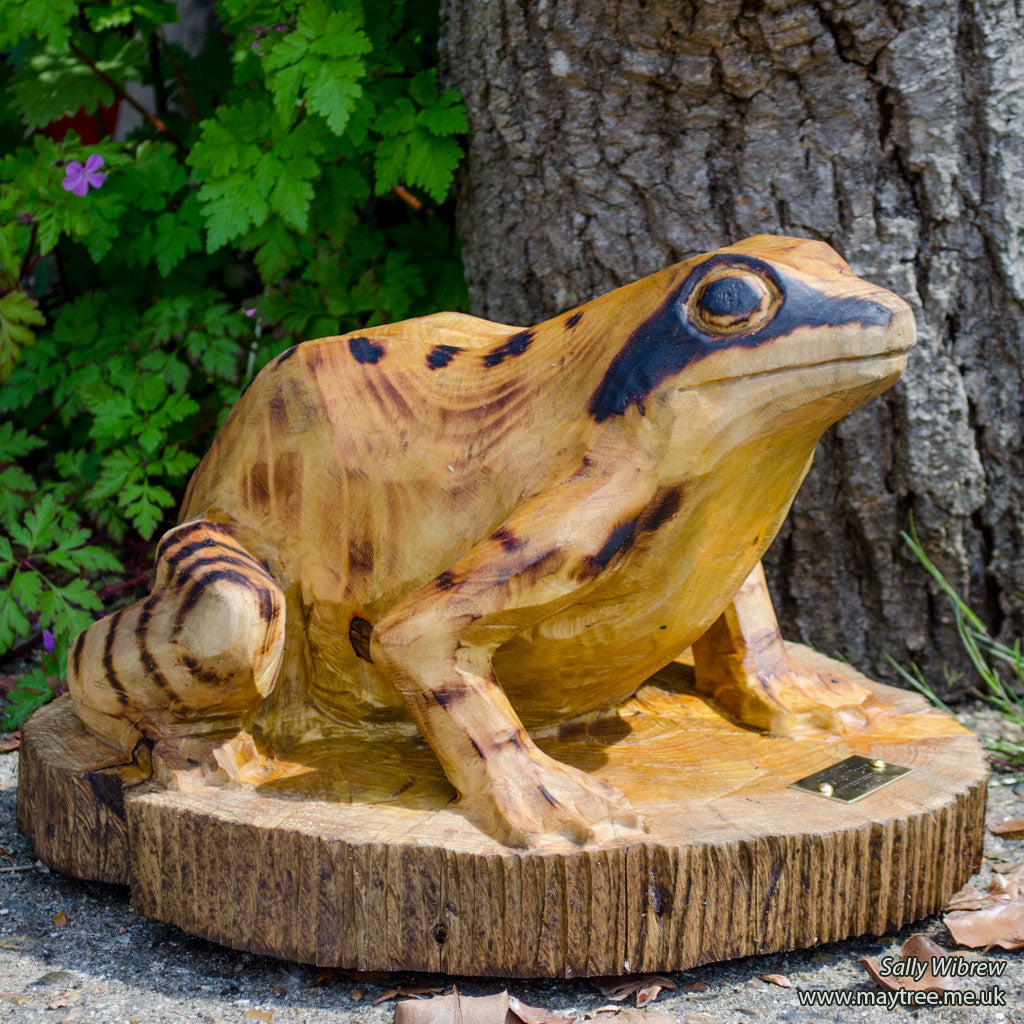 Frog chainsaw carving, wood sculpture, garden artwork